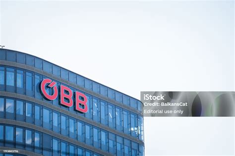 비엔나 하우트반호프 기차역에 있는 본사 앞의 Obb 로고 Oebb 또는 오스트리아 연방 철도는 오스트리아의 주요 철도 운송