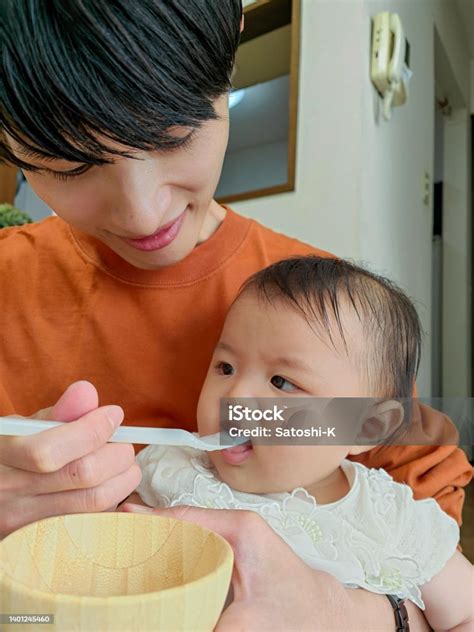 숟가락을 사용하여 아기 소녀에게 이유식을주는 아버지 2 5 개월에 대한 스톡 사진 및 기타 이미지 2 5 개월 2명 30