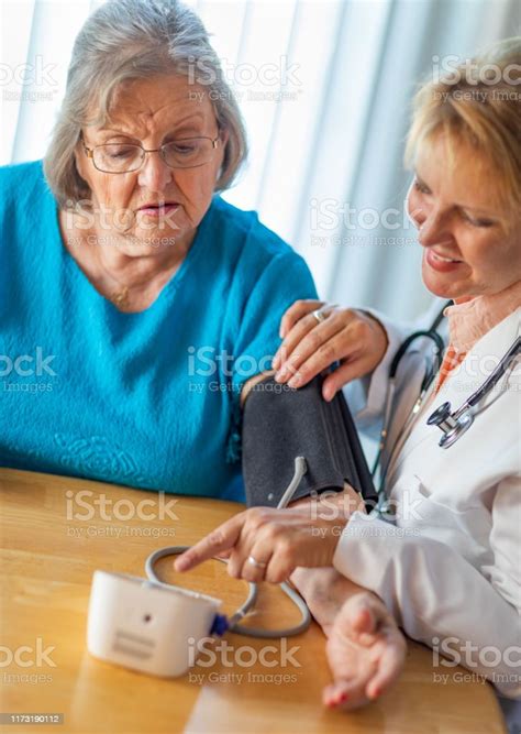혈압 기계를 사용 하 여 여성 의사에서 학습 하는 수석 성인 여자 2명에 대한 스톡 사진 및 기타 이미지 2명 가정 방문