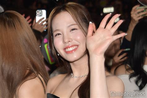 画像3842 山口厚子、妹・niziuマコのデザインドレス披露 夫とのウェディングショット公開に反響「世界にたった一つのドレス