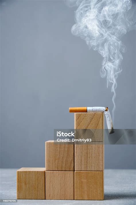큐브의 상단 나무 사다리는 깨진 담배를 피우고 있습니다 개념 세계 담배 금지의 날 구매에 대한 스톡 사진 및 기타 이미지