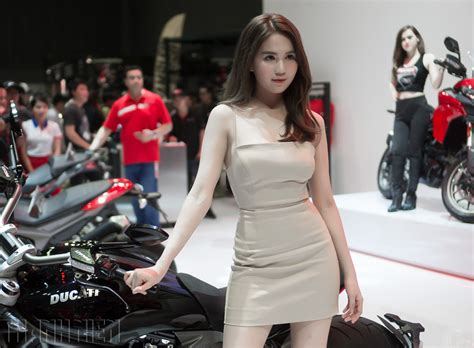 Nữ Hoàng Bikini Ngọc Trinh Khoe Dáng Bên Xe Phân Khối Lớn
