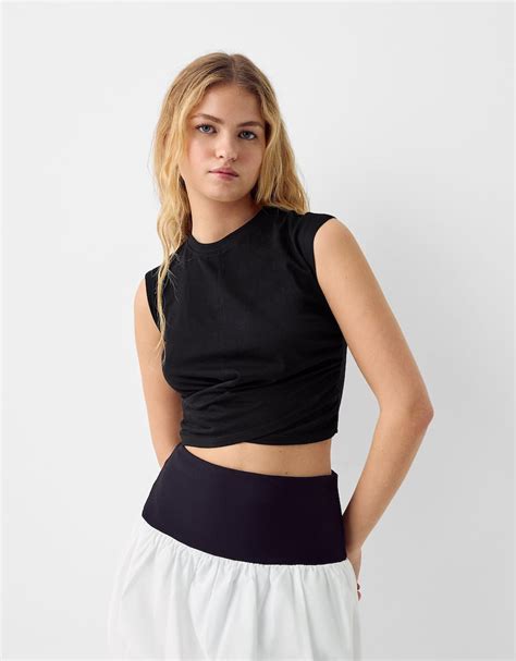 წინ გადადებული უსახელო მაისური ქალი Bershka