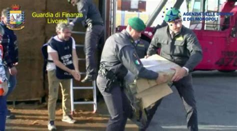 Maxi Sequestro A Livorno Chili Di Cocaina Purissima Nascosti In Un