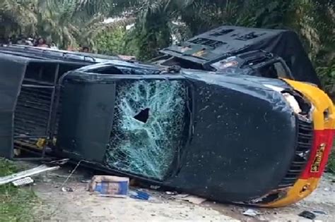 Mencekam Bentrok Pecah Di Kebun Sawit Massa Hancurkan Mobil Polisi