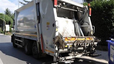 Rubato Camion Della Spazzatura Nel Casertano Ladri In Fuga Col Mezzo