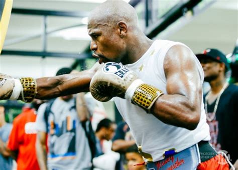 Video Floyd Mayweather Hits The Gym