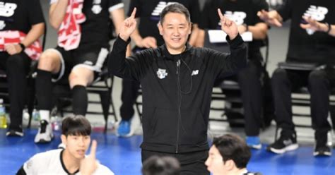 10경기 만에 엇갈린 희비 불 붙은 남자부 1위 경쟁