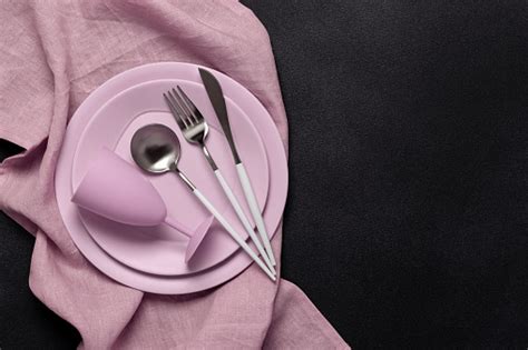 분홍색 접시 와인 잔 어두운 검은 배경에 칼 붙이 평면도 카드 또는 메뉴 템플릿 평면 디자인 식기 그릇 조감도 복사 공간 테이블
