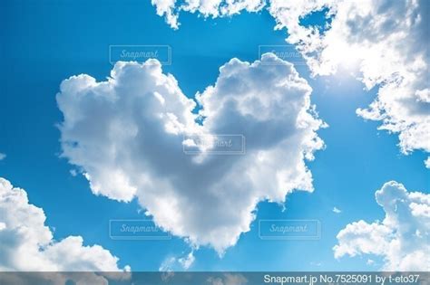 青空にハートの形をした雲の写真・画像素材 Snapmart（スナップマート）