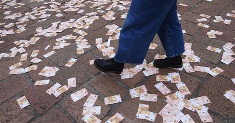 Bancomat regala soldi a Foggia ma è un Pesce d Aprile