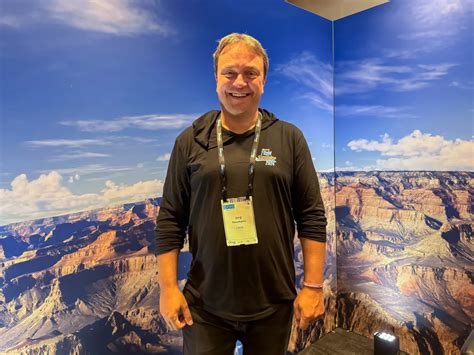 Microsoft Flight Simulator 2024的执行制片人jorg Neumann的个人采访。谈论这项工作之间的差异，这是其