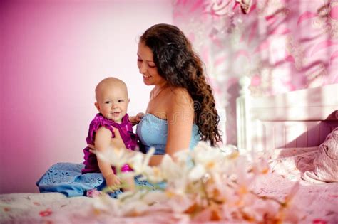 Jonge Mooie Moeder En Haar Babydochter Stock Foto Image Of Bloem Liefde