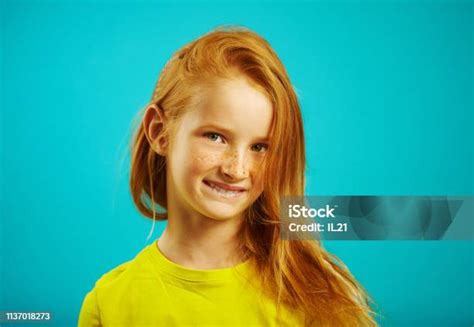 부끄러워 하는 아이 소녀의 초상화는 부끄러움을 표현 하 고 노란 T 셔츠를 입고 아름 다운 붉은 머리와 주 근 깨를가지고 있으며
