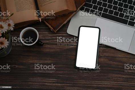 빈 화면 노트북 컴퓨터 커피 컵과 나무 테이블에 빈티지 책스마트 폰 0명에 대한 스톡 사진 및 기타 이미지 0명 Brand
