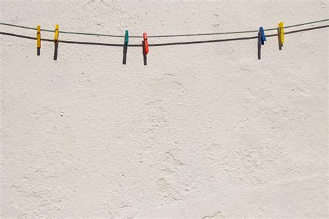 밝은 회색 벽입니다 벽에 색깔의 옷핀 밧줄을 걸고있다 배경 텍스트의 여유 공간입니다 0명에 대한 스톡 사진 및 기타 이미지