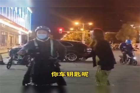 女子醉酒叫代驾却找不到车，代驾无奈骑电车送其回家，代驾：别乱摸。