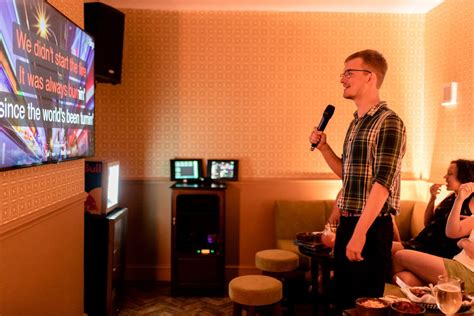 Qué equipo necesitas para tener un karaoke profesional