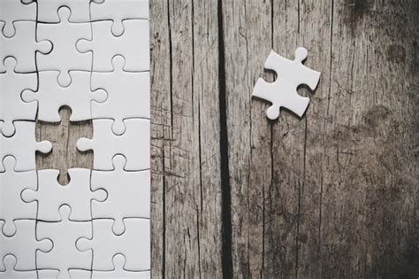 미완성 된 흰색 직소 퍼즐 무료 사진