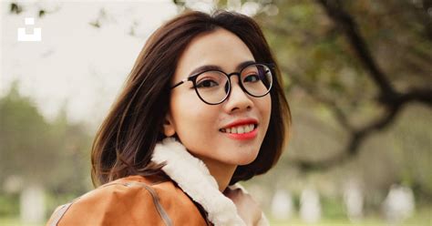 Una Mujer Sentada En El Suelo Con Gafas Foto Imagen De Atavío