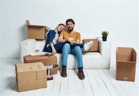 Comprimento Completo De Um Jovem Casal Sentado Em Uma Caixa Foto Premium
