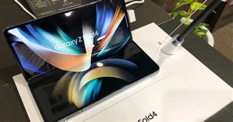 Galaxy Z Fold4がビジネスシーンで重宝する理由｜タブレットでは出せない機能でマルチタスクをこなす ドコモラボ Docomolab