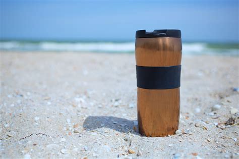 따뜻한 커피와 차가운 커피 차 음료를 위한 바다 전망의 모래에서 300ml의 청동 금속 보온병 컵 1개 0명에 대한 스톡 사진 및 기타 이미지 Istock