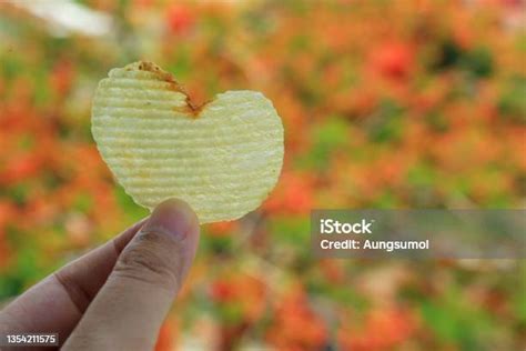가을 배경에 화려한 잎과 여성의 손에 하트 모양의 감자 칩 감자 칩에 대한 스톡 사진 및 기타 이미지 감자 칩 먹기 야외