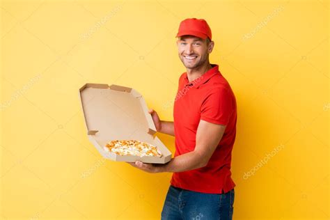 Hombre De Entrega Feliz En Caja De Sujeción De Tapa Roja Con Sabrosa