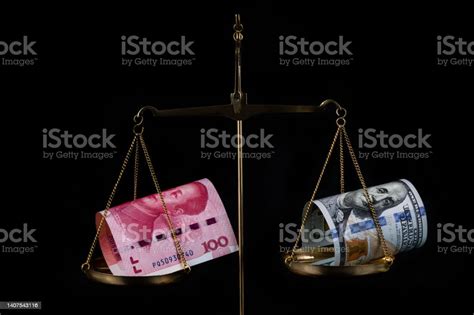검은 배경에 저울에 100 미국 달러와 100 중국 위안의 종류로 지폐 0명에 대한 스톡 사진 및 기타 이미지 0명 100