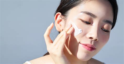 몸에 바디로션 바르는 김에 ‘얼굴까지 발랐다간 후회하는 까닭