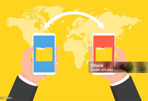 Dua Tangan Memegang Telepon Dan Mentransfer Dokumen Konsep Transfer