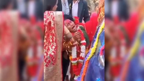विदाई में लोट लोटकर रोई दुल्हन घरवालों ने किया जबरदस्ती विदा वीडियो