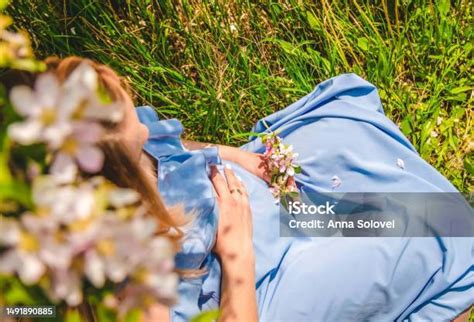 꽃이 만발한 사과 나무의 정원에 있는 임산부 선택적 초점 20 24세에 대한 스톡 사진 및 기타 이미지 20 24세 갈색