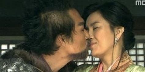 비밀연애중이었는데 여친이 다치자 다 밀치고 버선발로 달려와 들켜버린 커플 셀럽뉴스