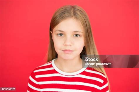 가족과 사랑 어린이 날 어린 소녀 아이 학교 교육 좋은 육아 육아 빨간 배경에 어린 소녀 어린 시절의 행복 너무 많은 질문 8