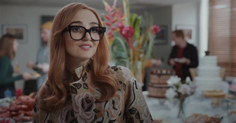 Snl Star Chloe Finemans Impersonation Of Anna Delvey Is Spot On