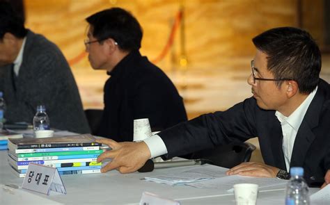 한국사 교과서 살피는 자유한국당 황교안 대표 매일경제