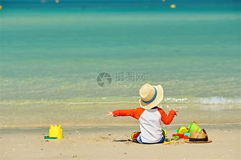 两岁的蹒跚学步的男孩海滩上玩海滩玩具高清图片下载 正版图片300103652 摄图网