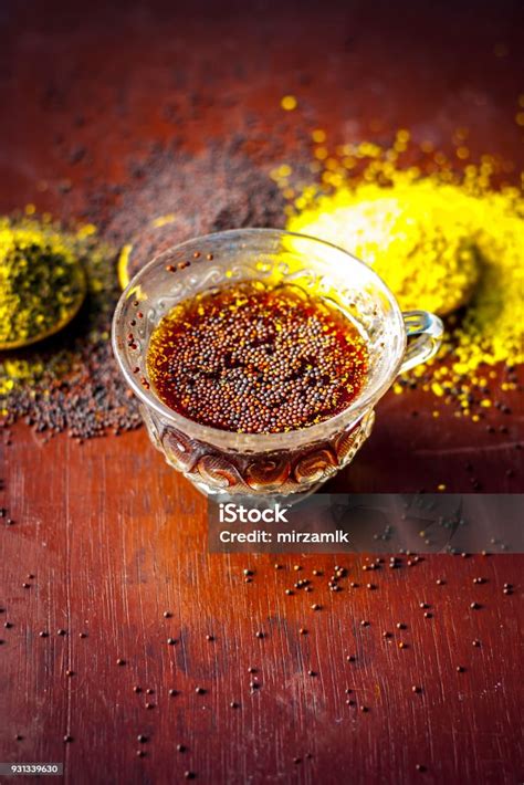 갈색 겨자 씨앗 겨자 씨앗의 차 및 갈색 나무 표면에 짓 눌린된 겨자 씨 그것의 차 순환 및 면역을 촉진 도울 수 있다 갈색에