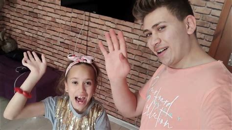 تحدي اللمس مع اختي😍 Youtube