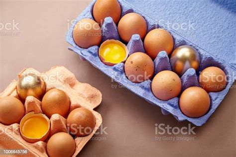 닭고기 달걀 보이는 두 개의 노 른 자 두 알 핑크와 바이올렛 컬러의 두 화려한 골 판지 용기와 총 가로 근접 촬영 그린 황금