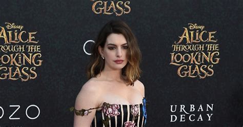 [포토]거울나라의 앨리스 앤 해서웨이 꽃보다 아름다워