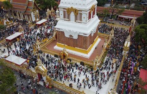 นครพนมคึกคัก พุทธศาสนิกชนไทย ลาวแห่ไหว้ พระธาตุพนม ใน วันอาสาฬหบูชา 2566