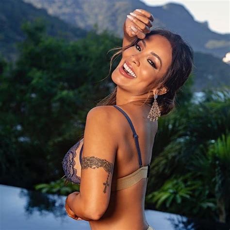 Carol Nakamura Surge Sorridente Em Foto De Lingerie Primeira Hora