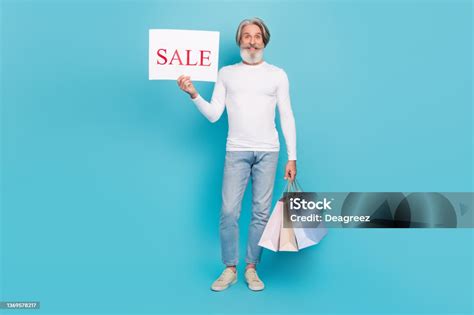 밝은 파란색 배경에 고립 된 가방 판매 카드 광고를 들고 매력적인 쾌활한 회색 머리 남자의 전체 길이 의 몸 크기 보기 남자에 대한 스톡 사진 및 기타 이미지 Istock