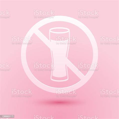 종이 는 분홍색 배경에 고립 된 알코올 아이콘을 잘라 알코올 음료 금지 맥주 병 유리와 금지 된 기호 종이 아트 스타일 벡터