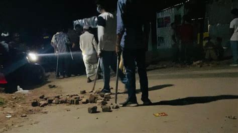 জাবিতে দেশীয় অস্ত্র নিয়ে ছাত্রলীগের মহড়া সাংবাদিকদের ওপর হামলা