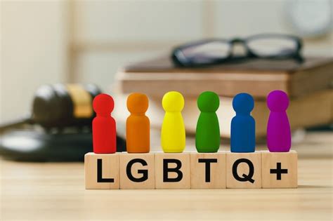 법의 판사 망치 배경 기호에 텍스트 Lgbtq가 있는 Lgbt 권리 및 법률 나무 블록의 개념 프리미엄 사진