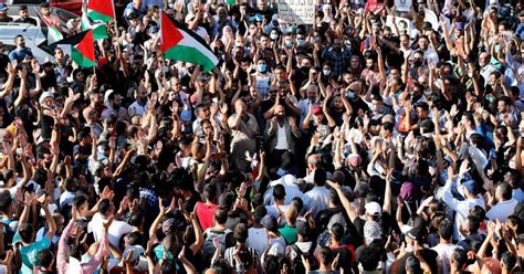 حادثة وفاة المعارض الفلسطيني نزار بنات قوات الأمن تفرّق مسيرة مندّدة